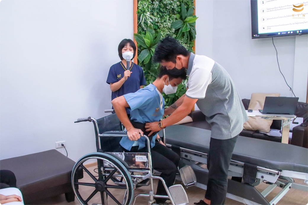 บรรยากาศอบรมการเคลื่อนย้ายผู้ป่วย ณ ศูนย์ KIN - Rehabilitation & Homecare 2566